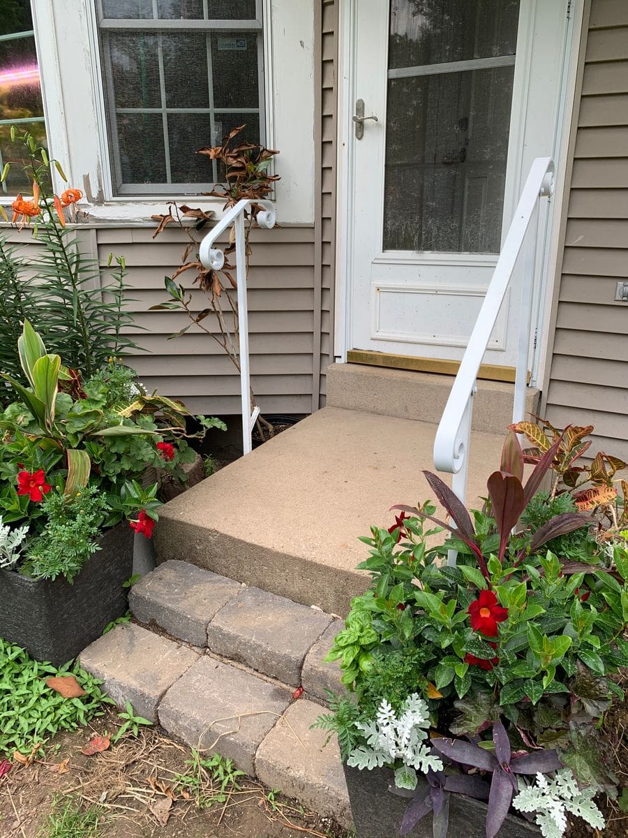 Steel Single-Post Handrail for Stairs for 1 to 2 Steps