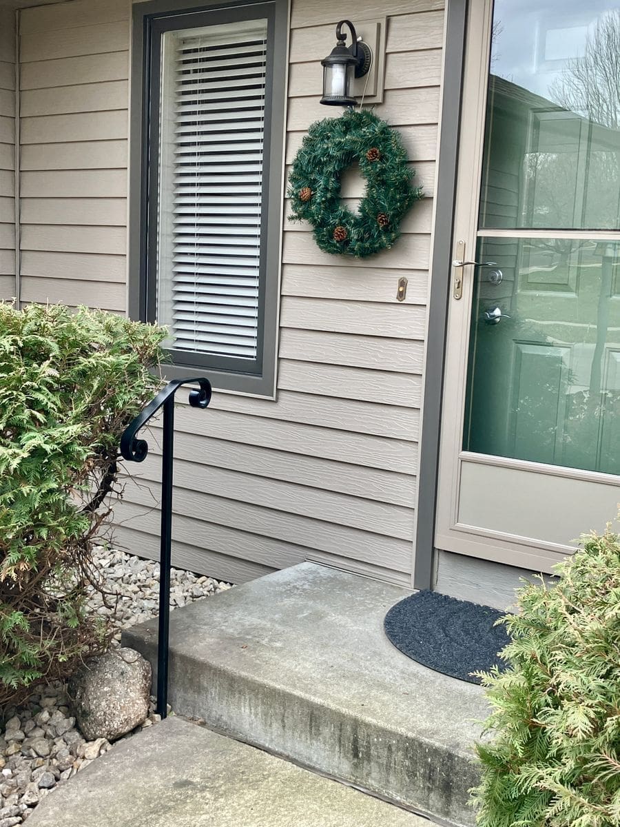 Steel Single-Post Handrail for Stairs for 1 to 2 Steps